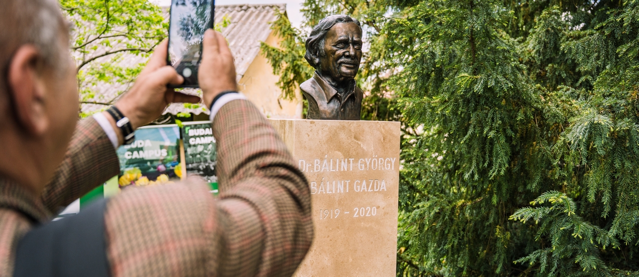 Felavatták Bálint gazda mellszobrát a Budai Arborétumban