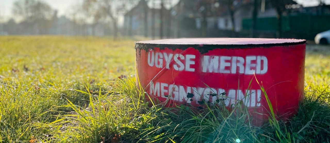 Van itt egy nagy piros gomb, egyelőre nem mertük megnyomni